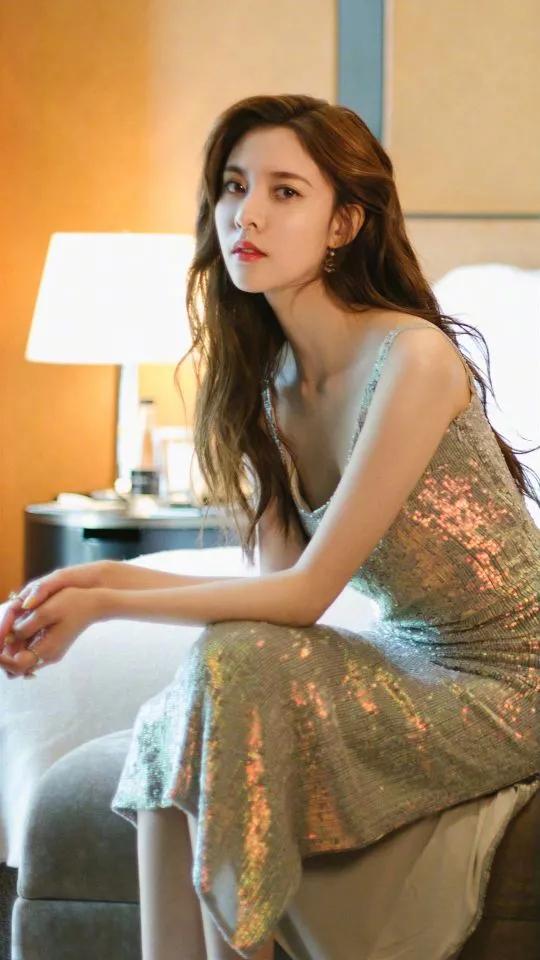 Song Yanfei: Cool, sexy, charming and charming - iNEWS