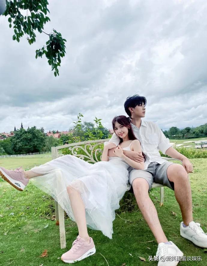 Qin Niu Zhengwei shared vacation photos with his fiancé, being intimate ... Qin Niu Zhengwei shared vacation photos with his fiancé, being intimate ...