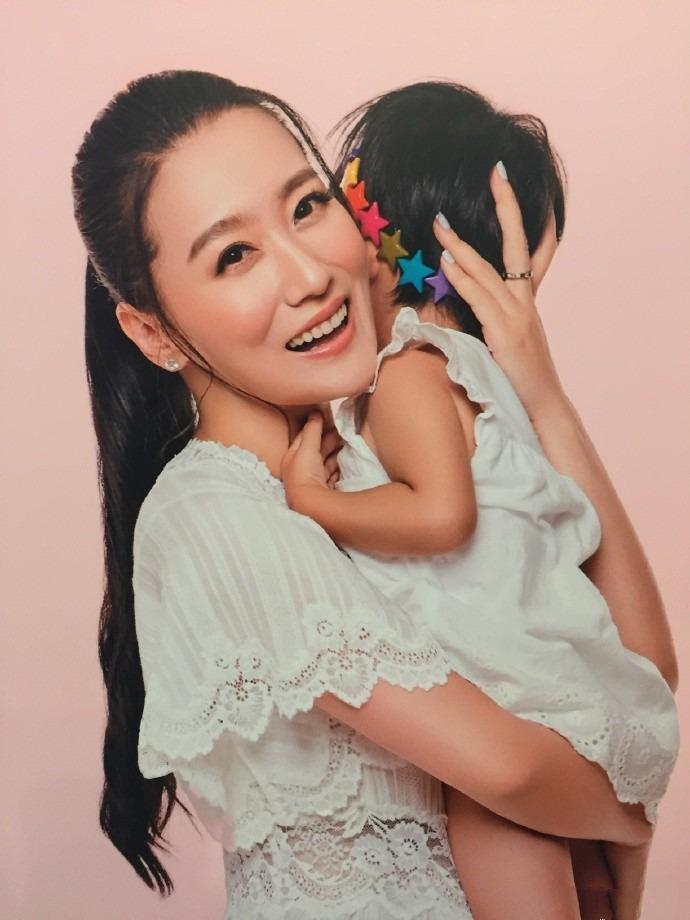 Military singer Tan Jing: Her husband is a scientist, she became a ...