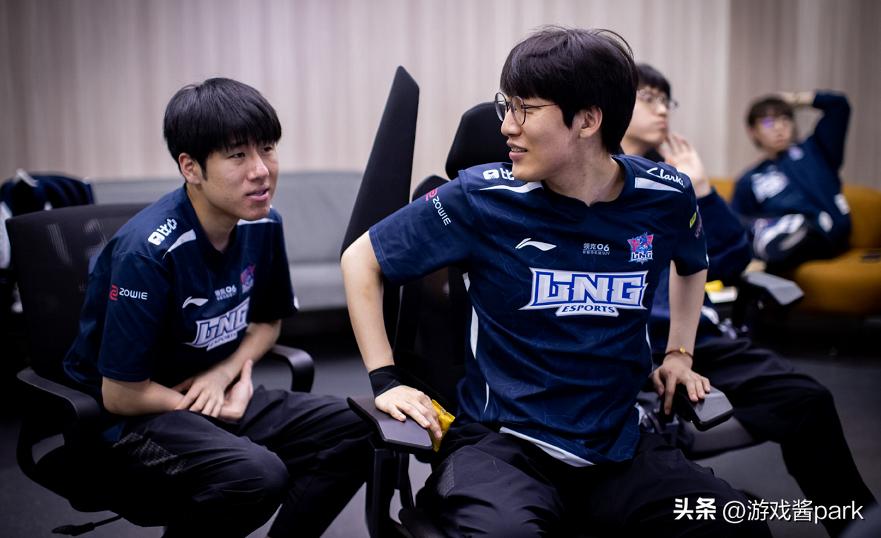 LNG lost back to back to JDG, Tarzan made a mistake in the key group ...