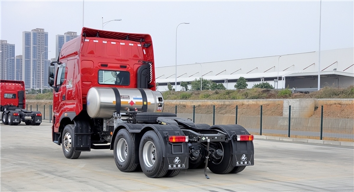 530 horsepower, low weight, do you love Chenglong H7 LNG tractor? - iNEWS