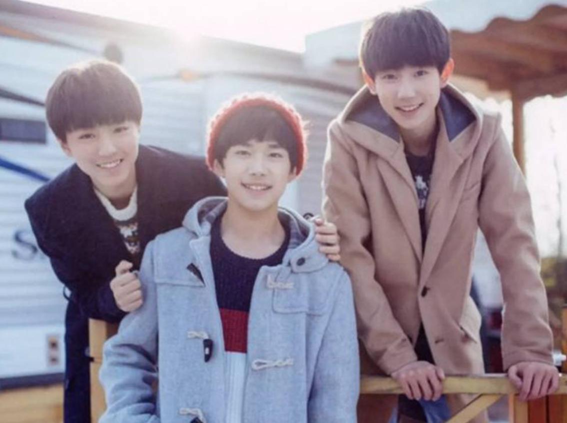 Times Fengjun posted a family portrait, Wang Junkai sat firmly in the C ...