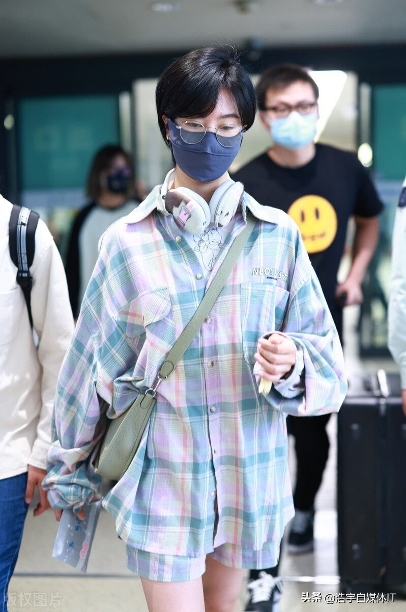 Yu Kewei appeared in Beijing Capital Airport wearing a colorful plaid shirt youthful and ...