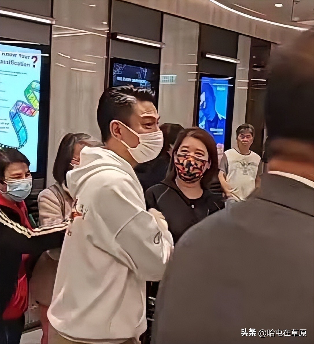 61-year-old Andy Lau was spotted shopping in a shopping mall. He was ...