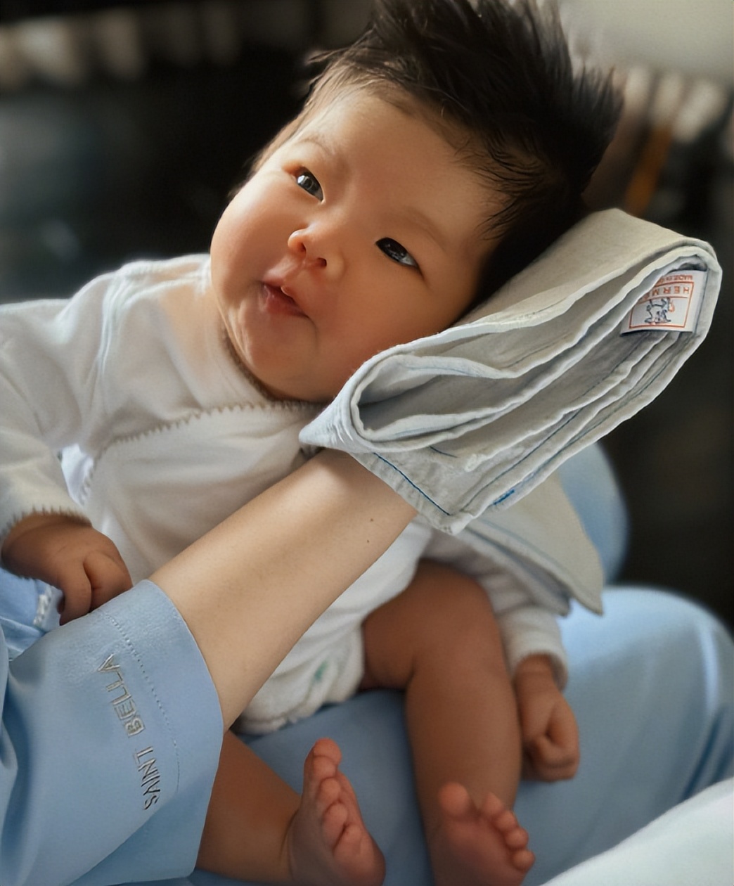 Cheng Xiaoyue is happy to be a mother! The baby has suspicious hair ...