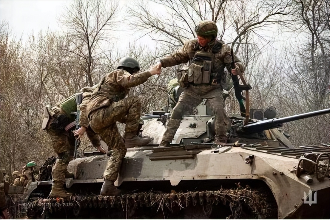 The Russian army is equipped with 152 powerful artillery shells. Are ...