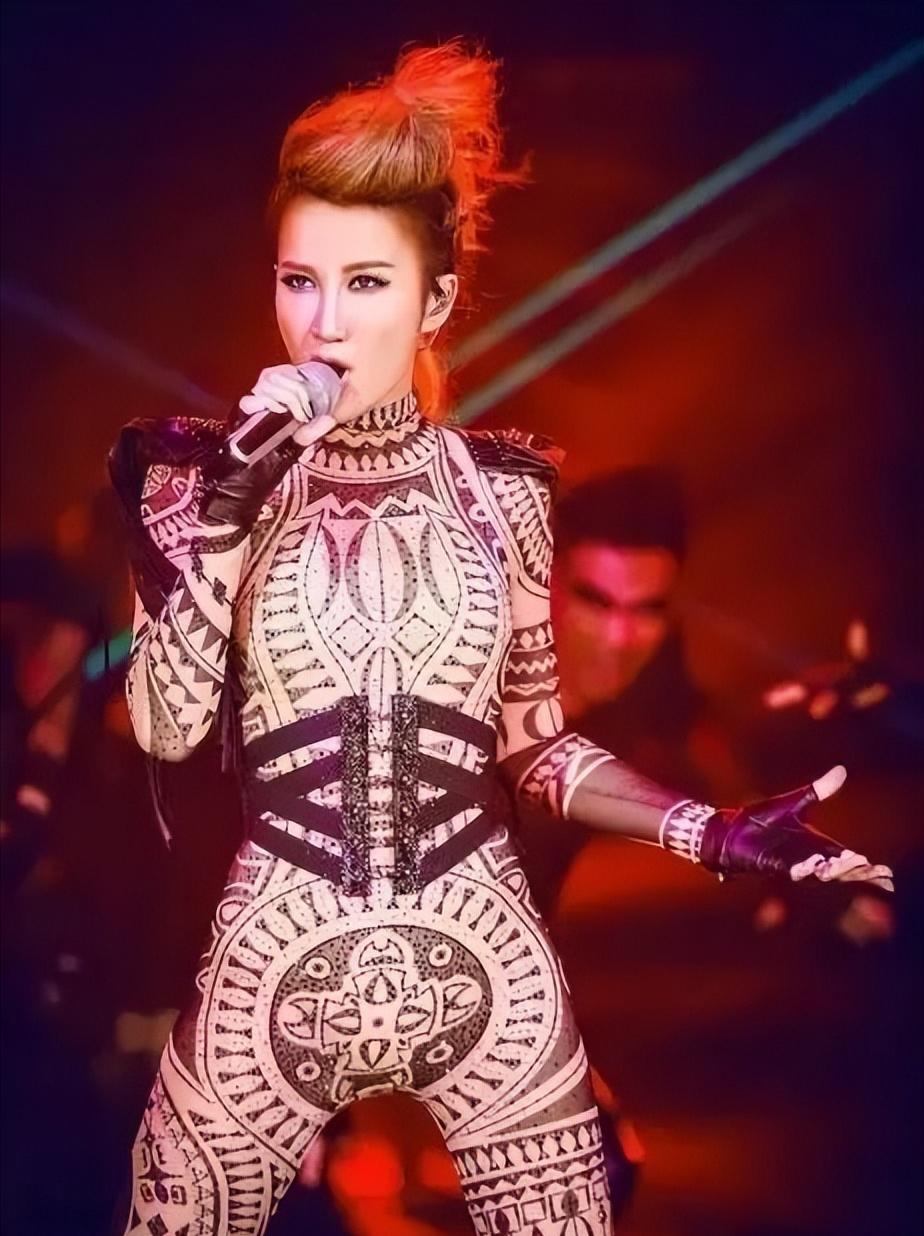 Well-known singer Coco Lee wept in front of fans and left with a ...