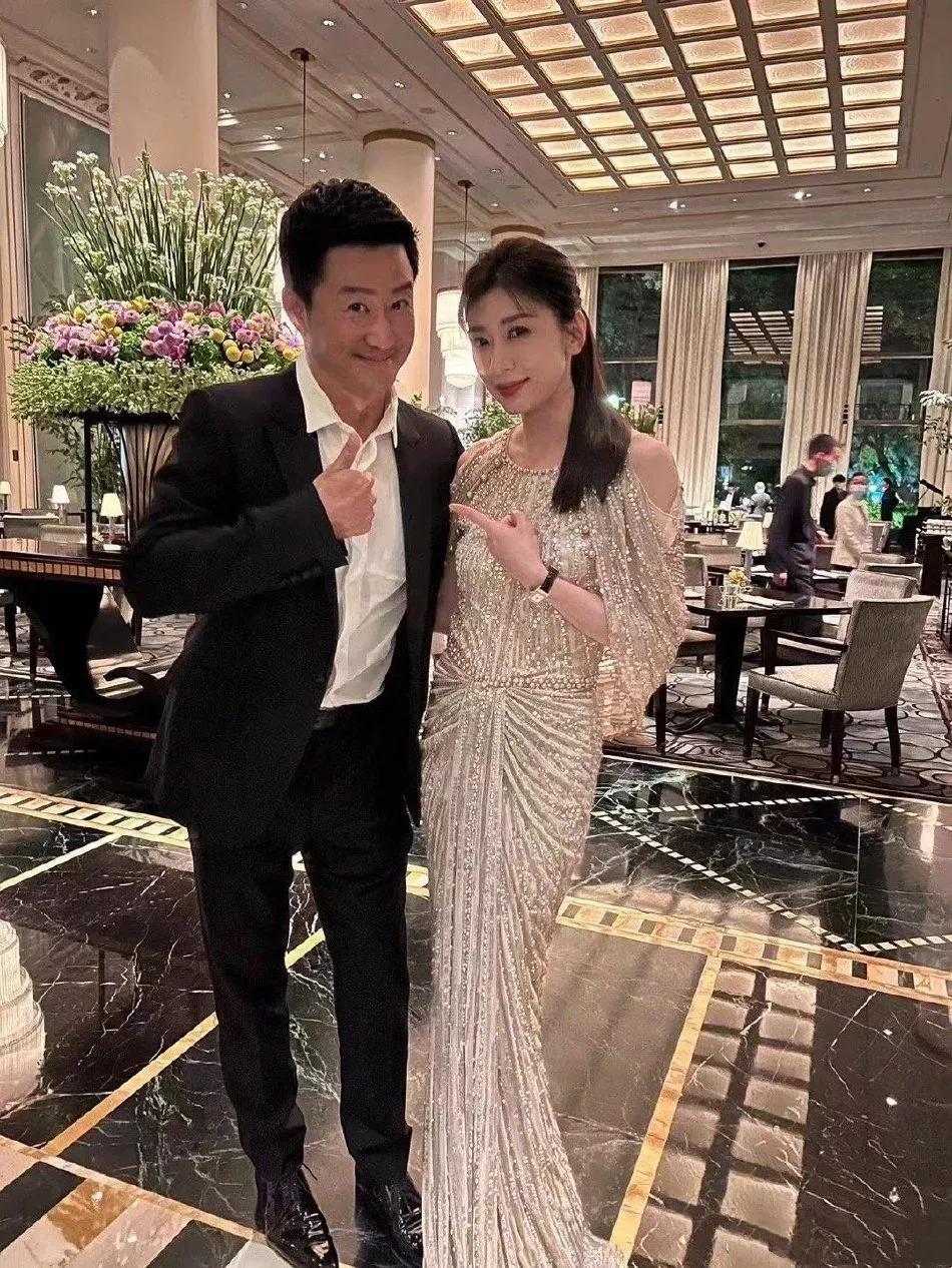 Wu Jing and Alyssa Chia chatted hand in hand, recreating the classic ...
