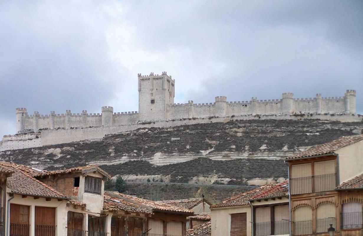 There is a 7-story ancient blockhouse here, and there is a cave for ...