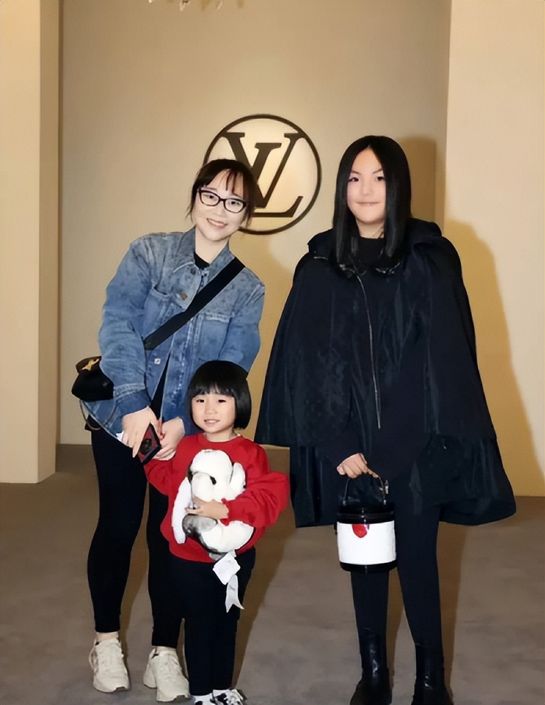 Li Xiang and Wang Shiling attended the event, she dressed herself noble ...