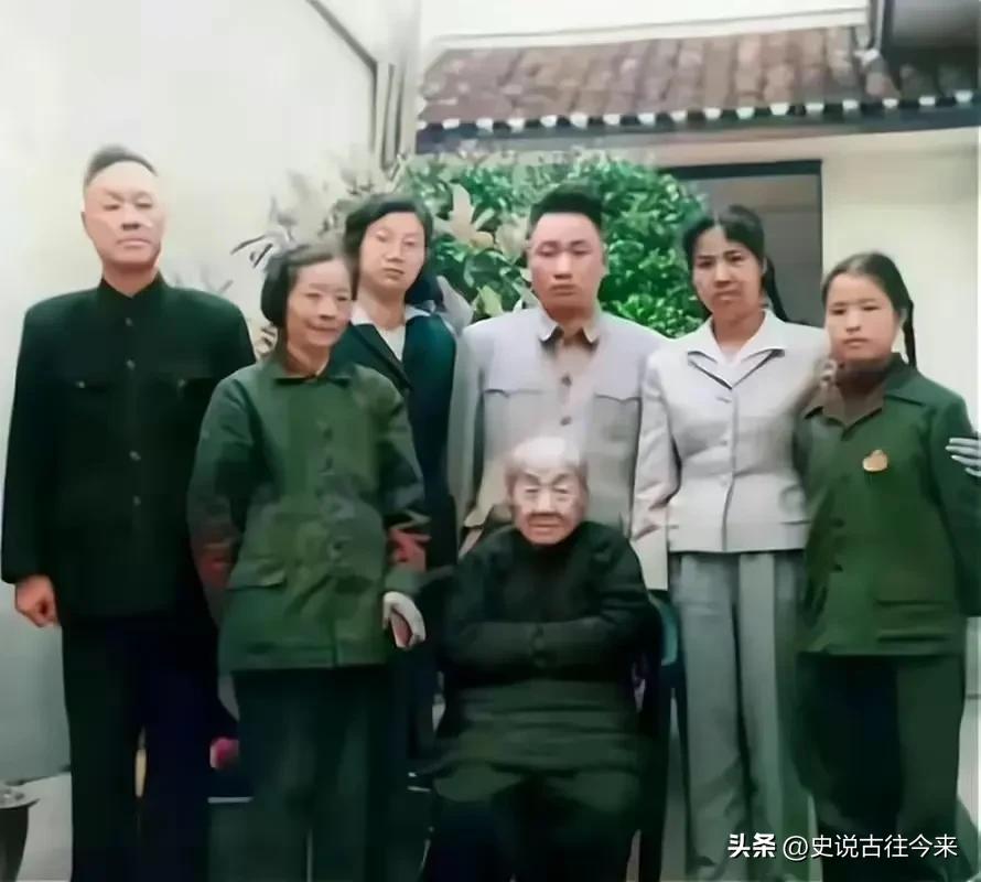 In 1961, Mao Anqing and his grandmother took a group photo. Note that ...