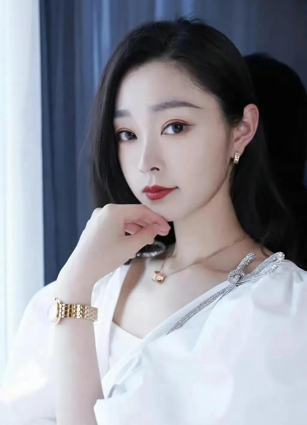 Song Yi: The Treasure Girl in the Entertainment Circle - iMedia
