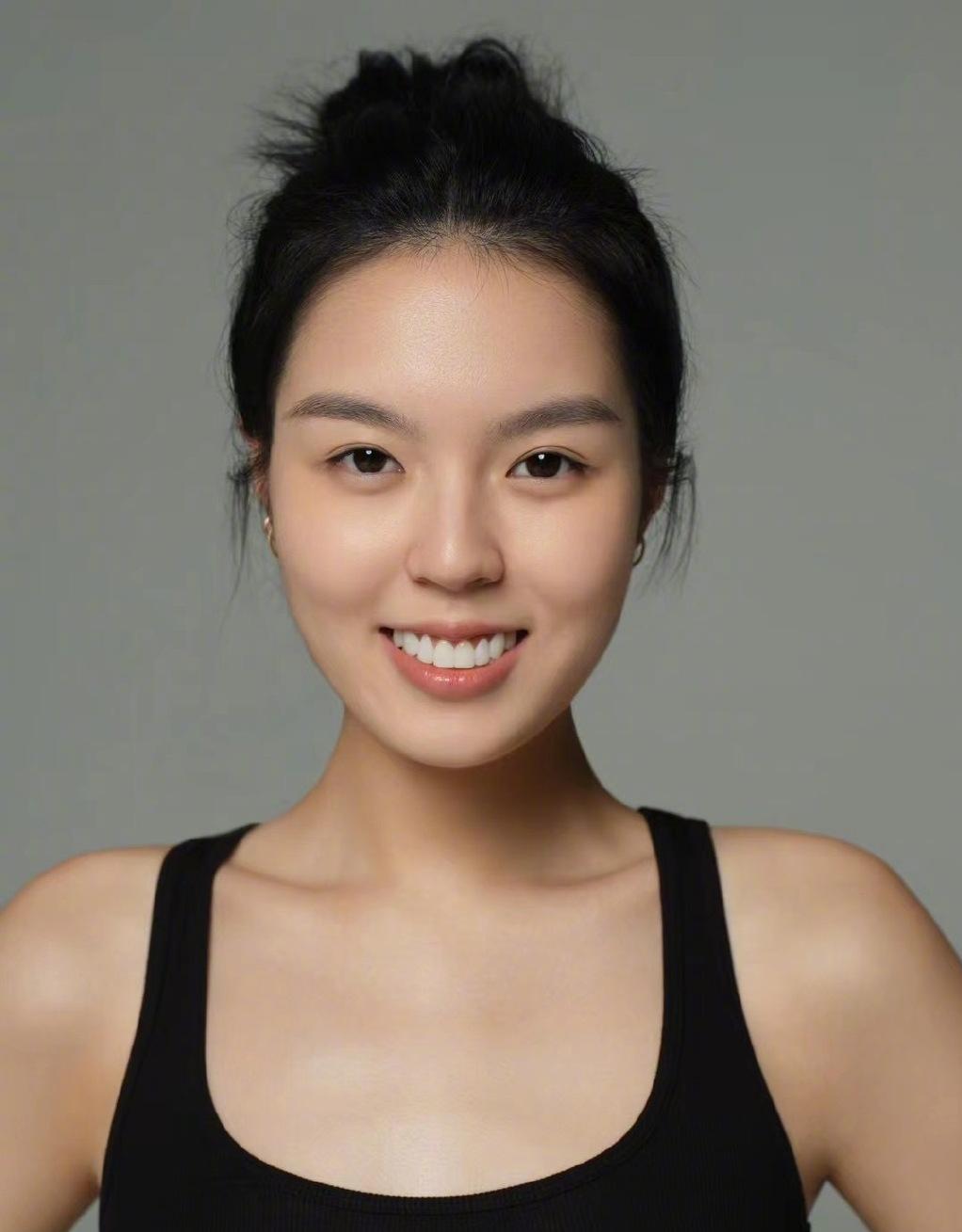 Li Yong's daughter officially debuted as an actress, why is the debut ...