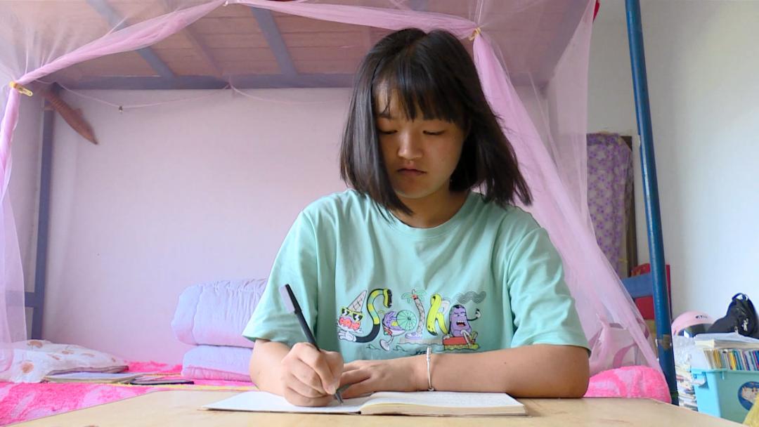 Two golden phoenixes fly out of a mountain village - iNEWS