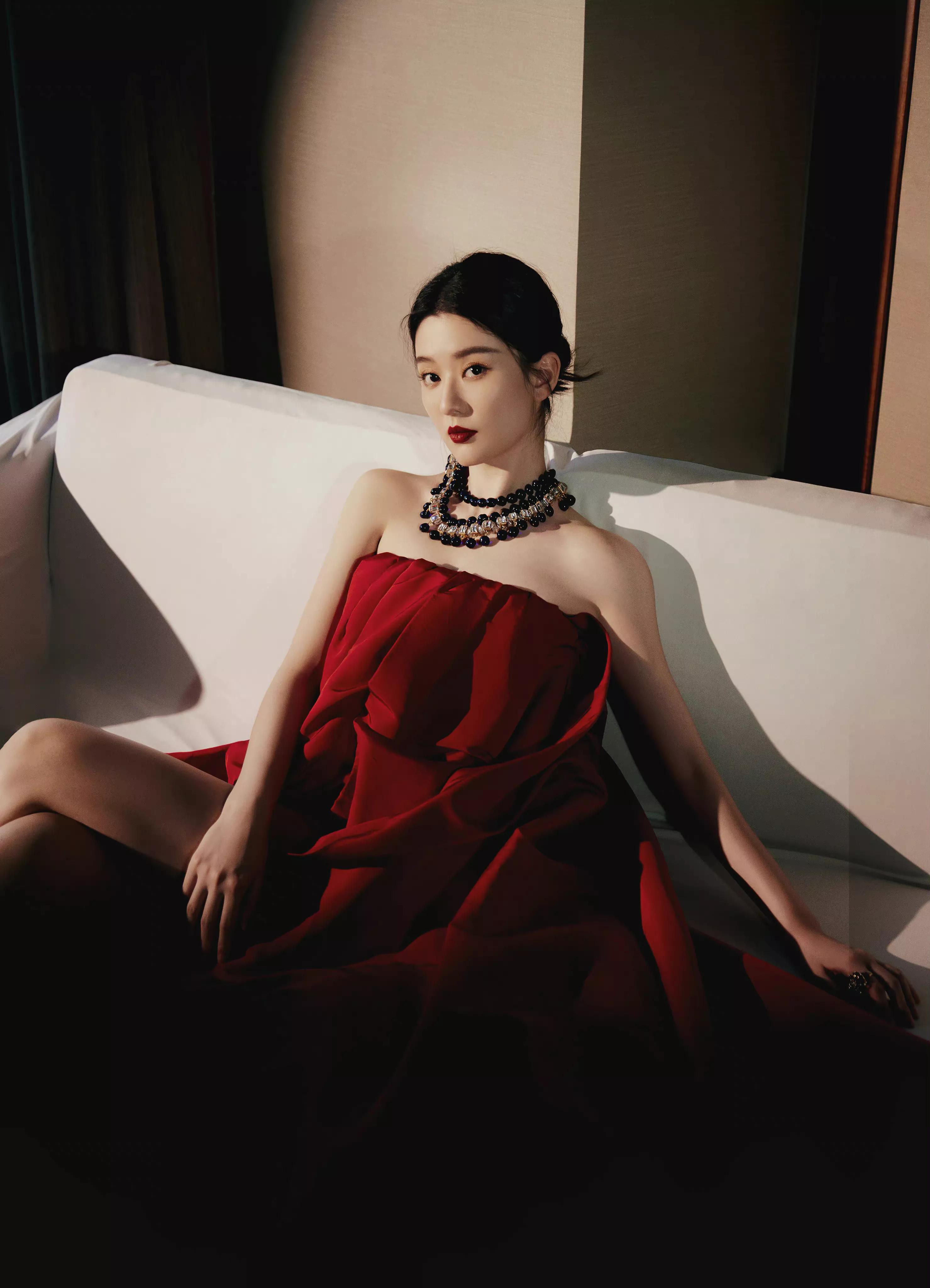 Qiao Xin's photo, wearing a red tube top cloak skirt, beautiful legs ...
