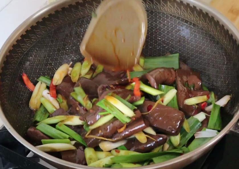 Stir-fried pig blood is not difficult, learn this trick, stir-fry fresh ...