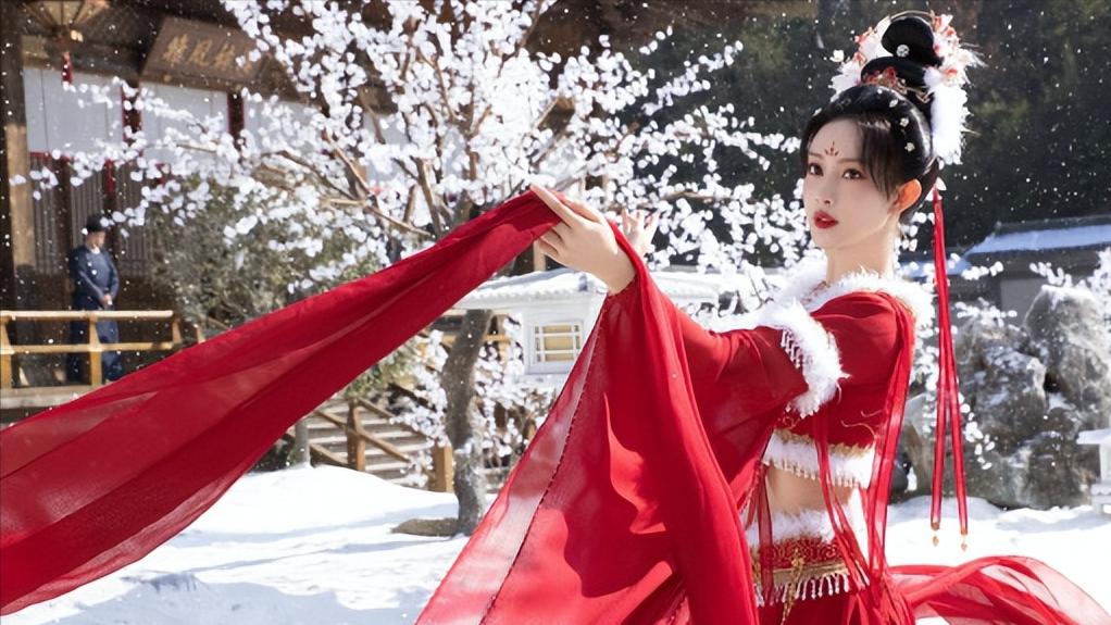 Liu Yihan transforms the peony fairy into Bai Yueguang, and at the age ...