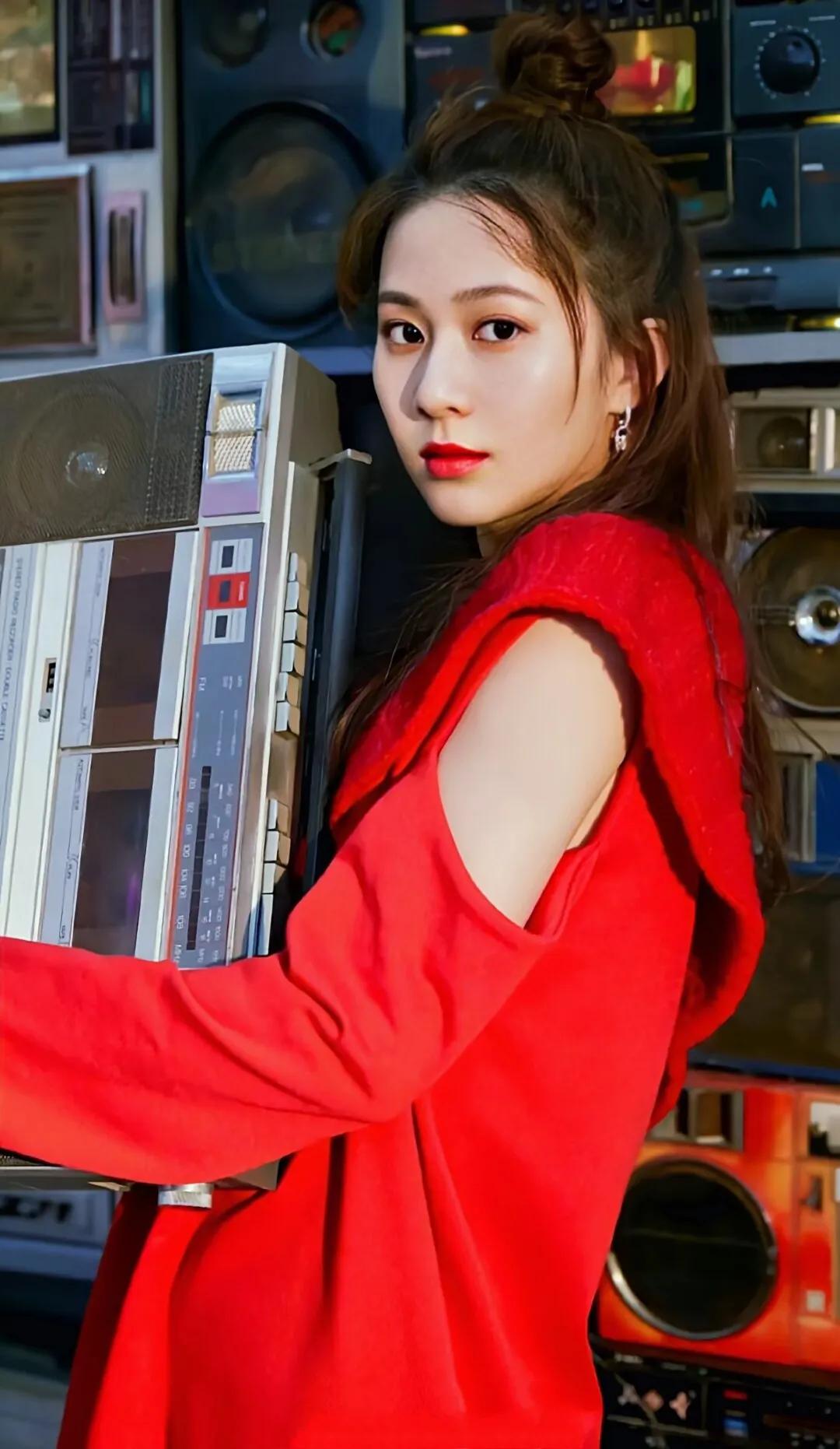 Enchanting woman in red (eighty-six) - iNEWS