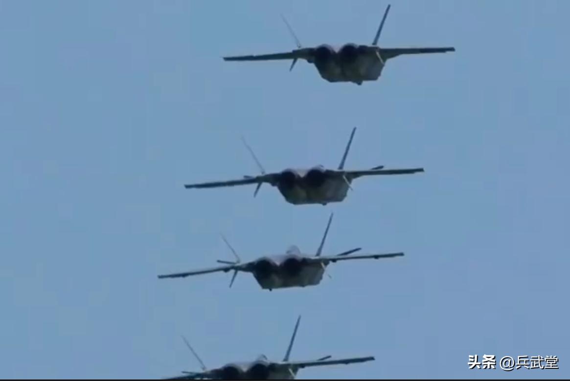 J-20 rarely sees "stacked arhats"! The four-aircraft formation passes ...
