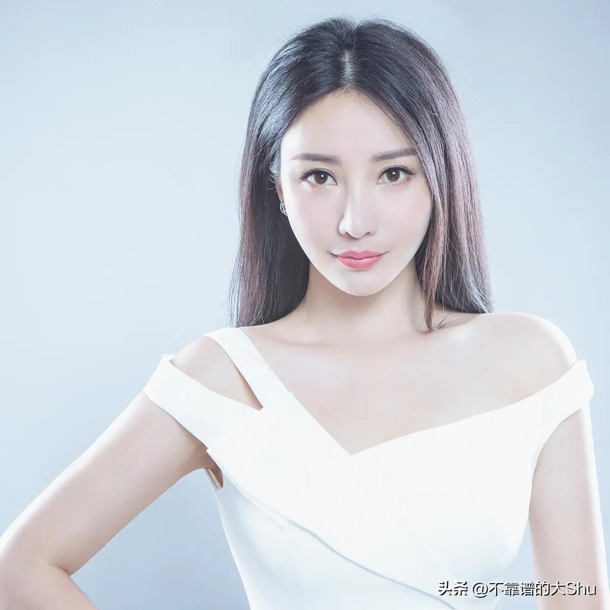 "New Four Great Beauties" Liu Yan looked back and smiled at Bai ...