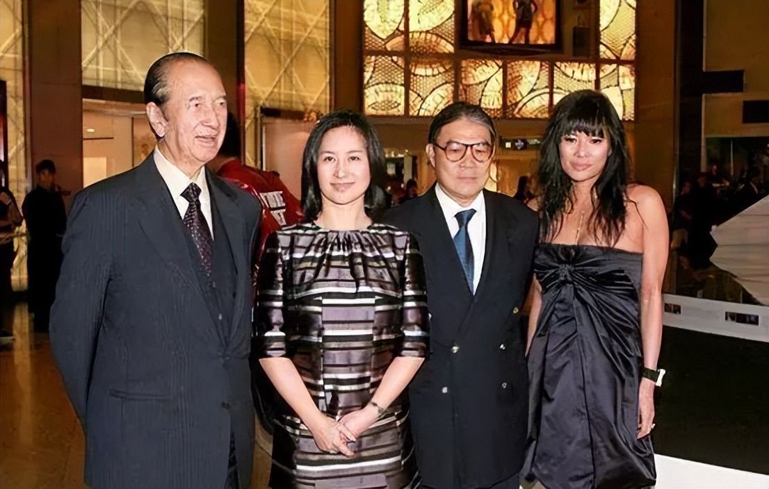Gambling king Stanley Ho's family took a group photo, and an ...