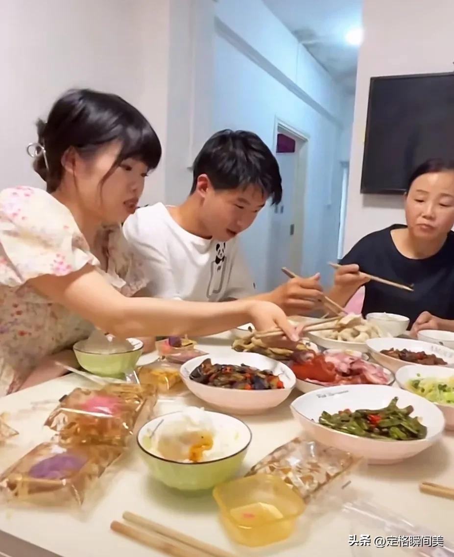 Sun Zhuo celebrated the Mid-Autumn Festival with his family for the ...