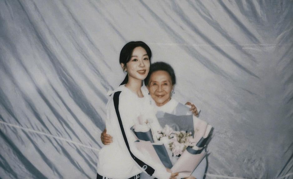 Yang Ziqing's new drama is finished, and the set is full of CP - iMedia