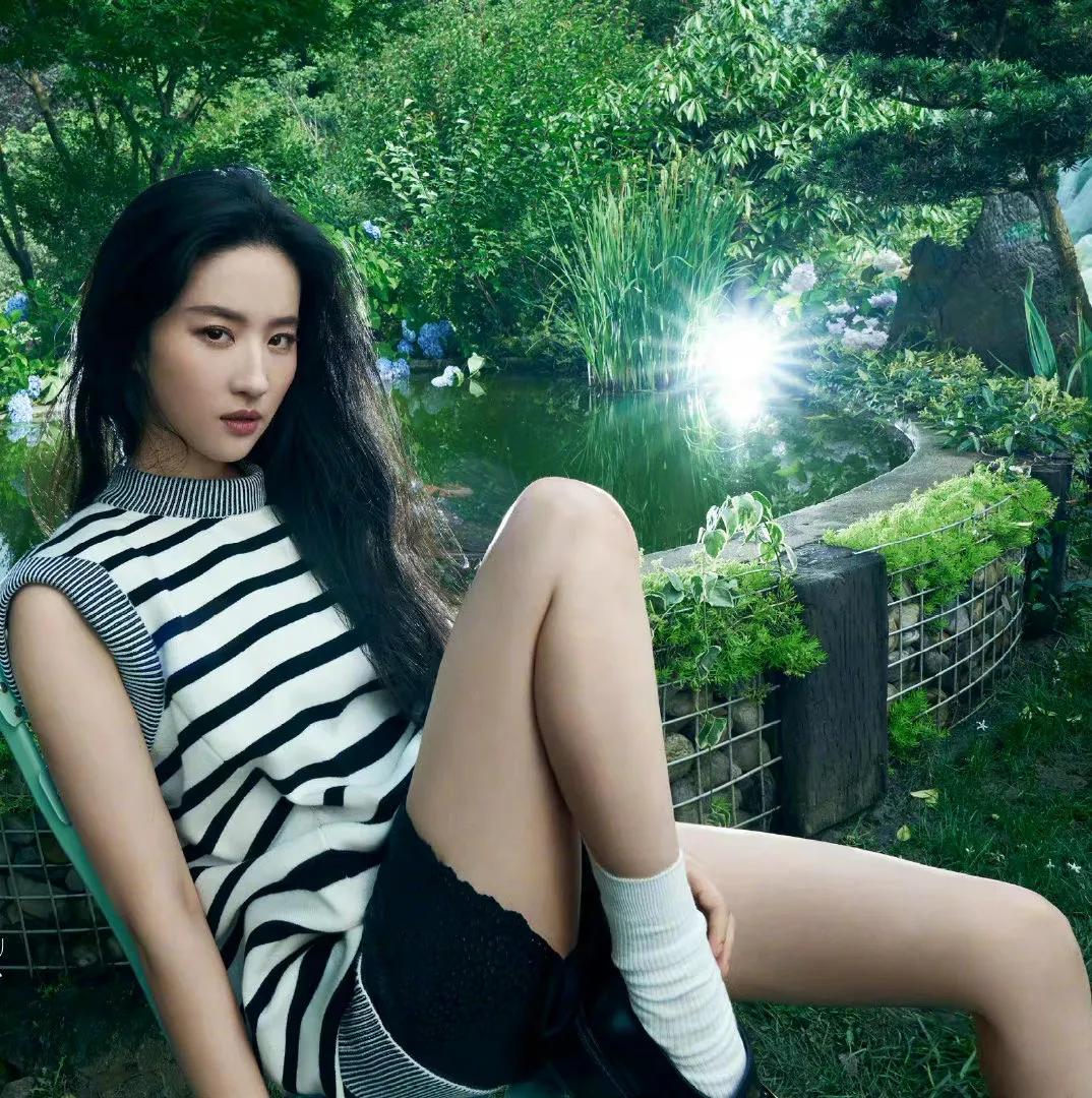 Liu Yifei's beautiful legs and jade feet - iMedia