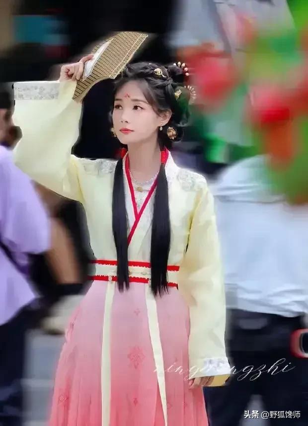 Li Yitong's new drama Reuters, wearing a yellow pink ancient costume ...