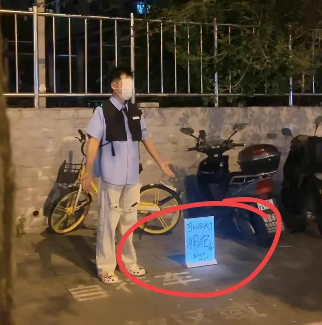 48-year-old Ren Quan caused controversy! Standing on the street to ...