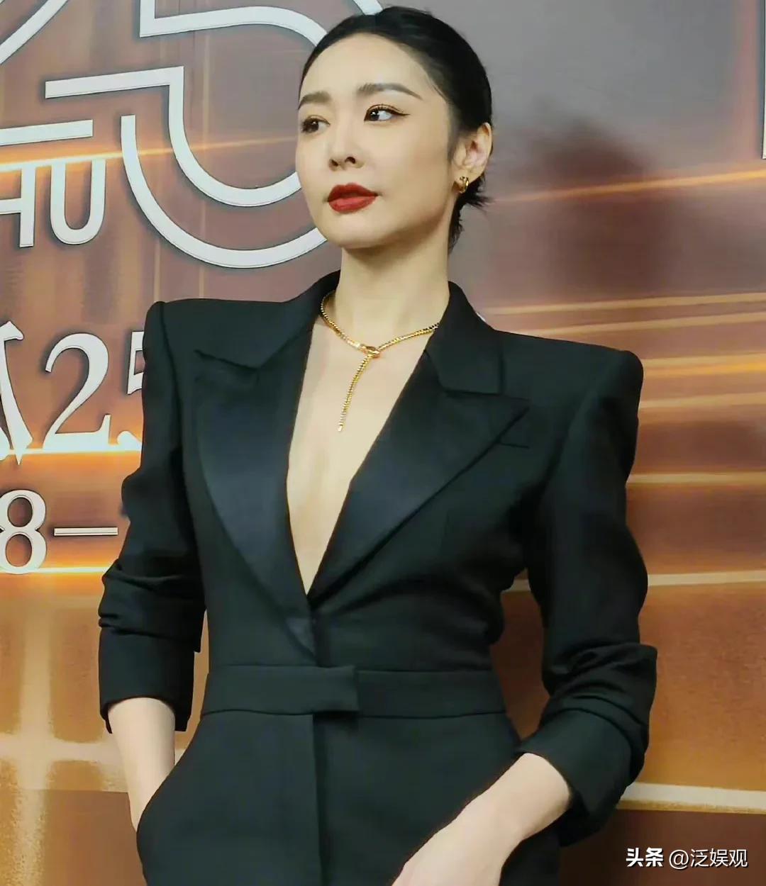 Gillian Chung hit the red carpet with Liu Shishi, Gao Ye vacuum suit ...