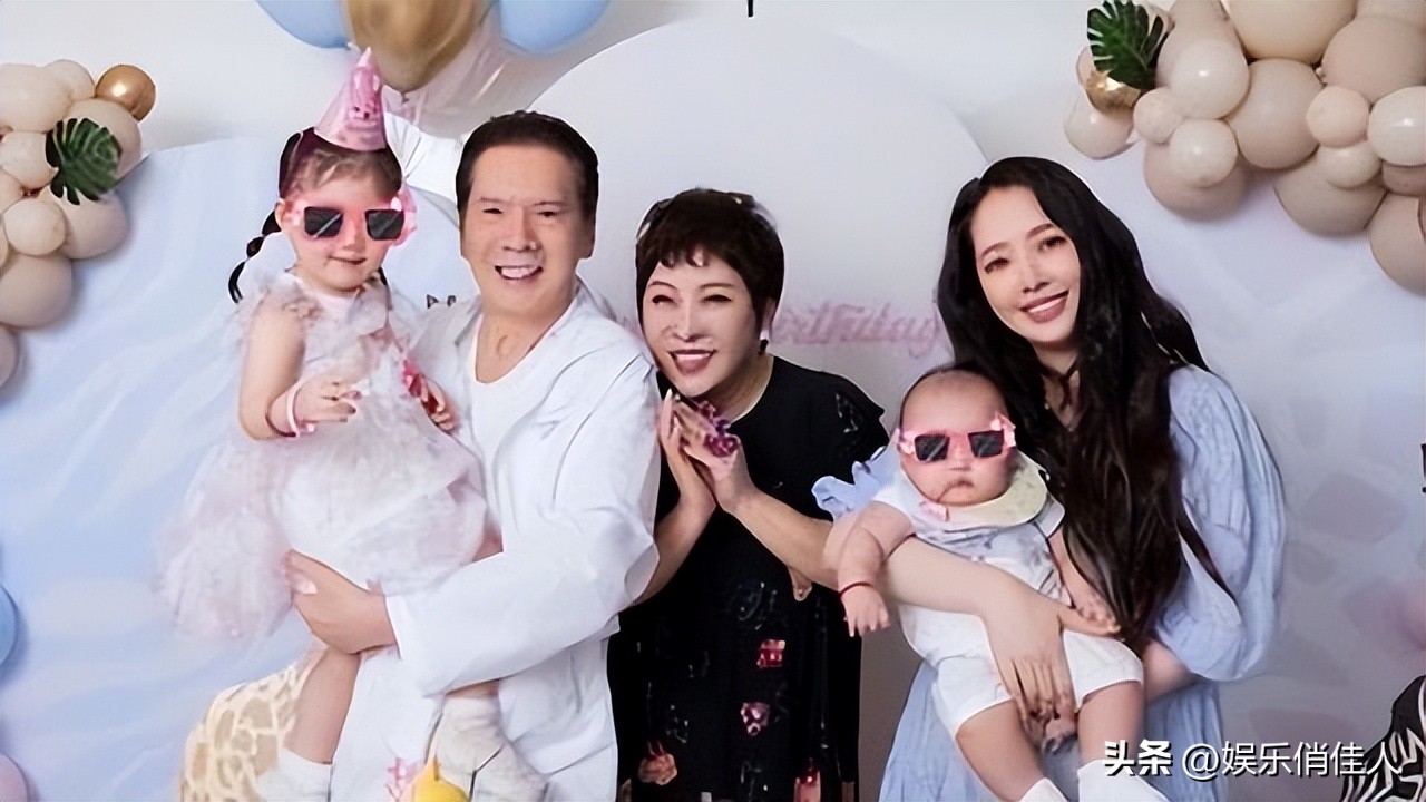 He Youjun accompanied his son throughout his birthday celebration, but ...