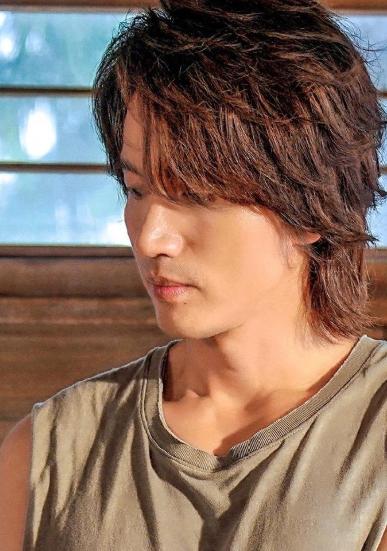 46-year-old Jerry Yan wore a sleeveless dress to sweep the building ...