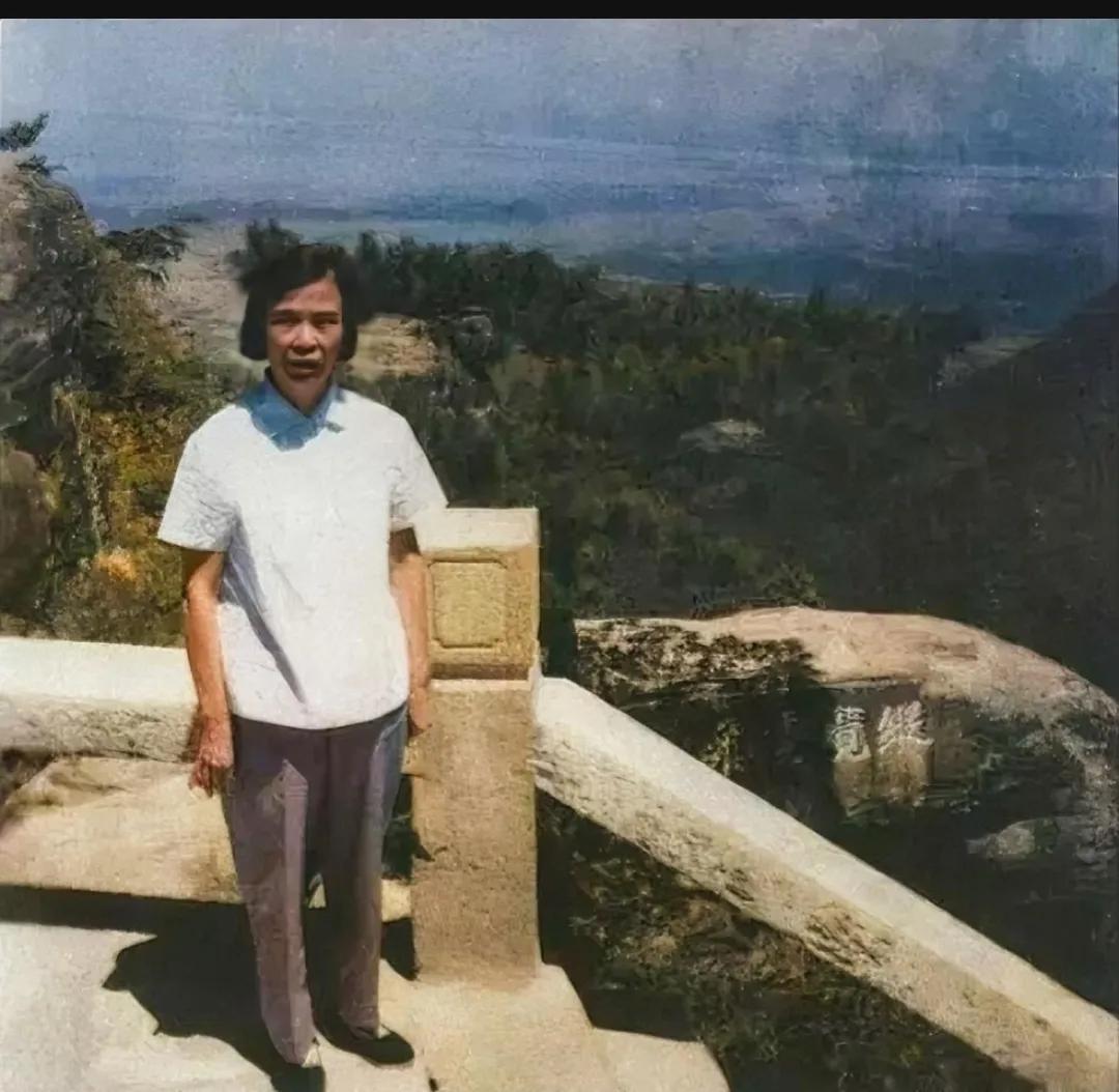 In the summer of 1959, a photo of He Zizhen in Lushan, where she met ...