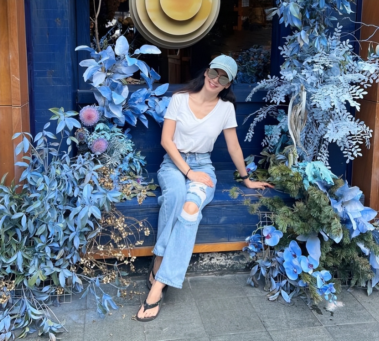 47-year-old Lin Xilei rarely takes photos in swimsuits - iNEWS