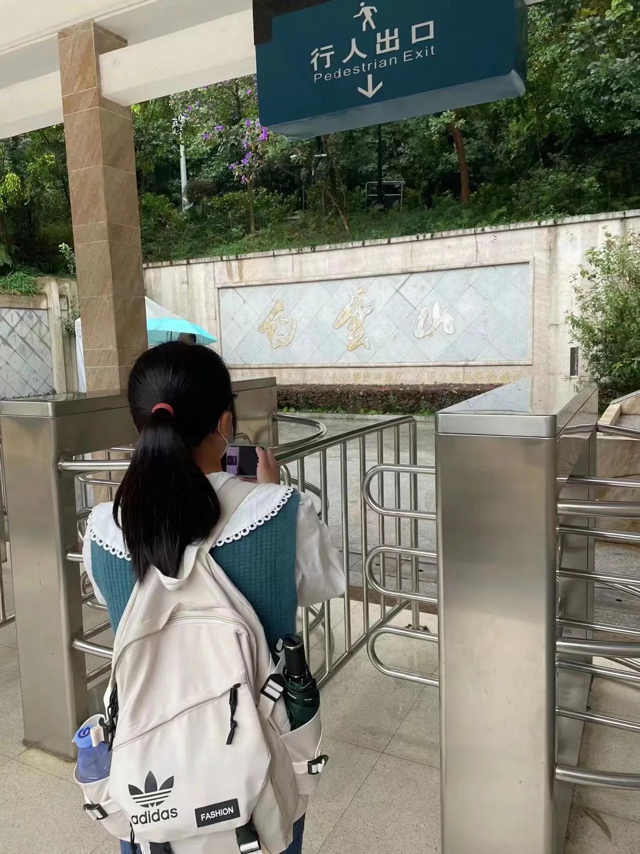 Climbing Baiyun Mountain in the rain, hazy smog, biting cold wind - iNEWS