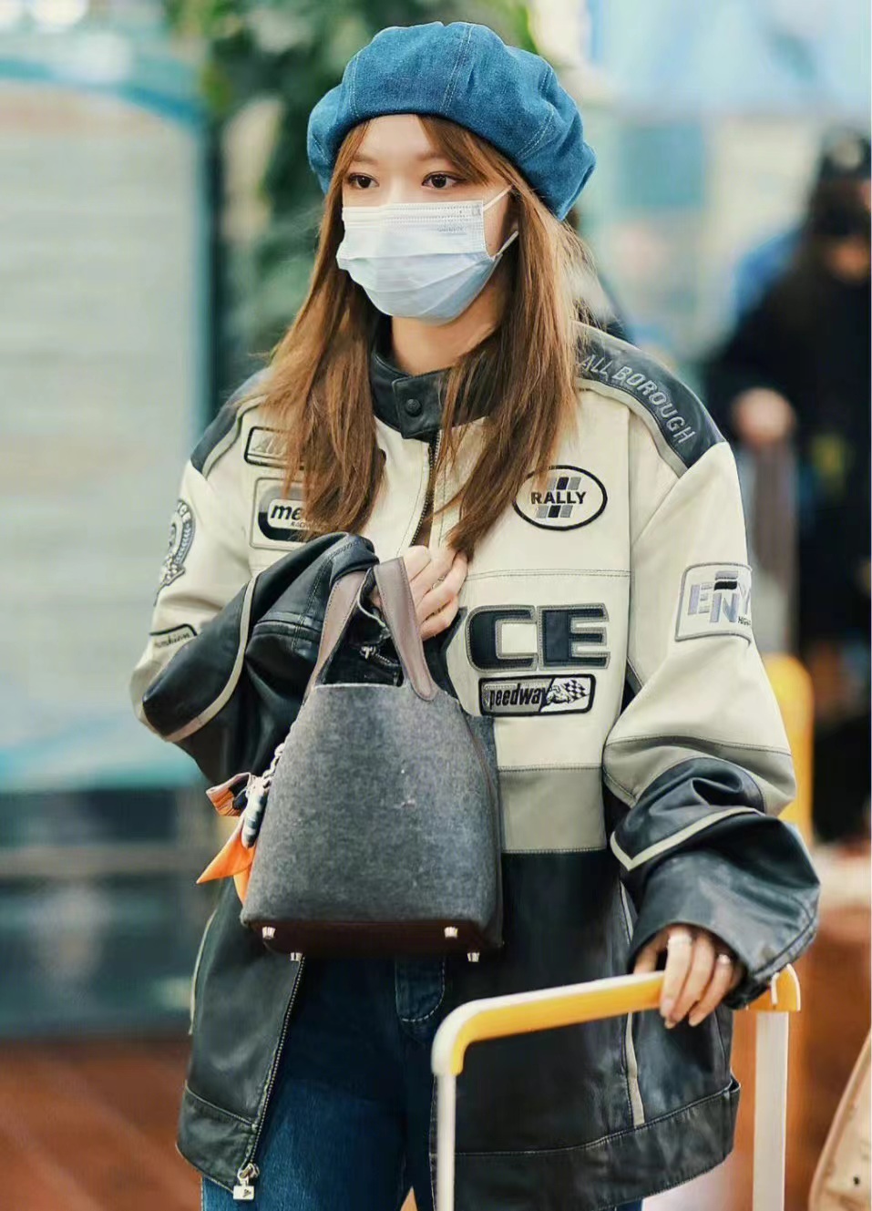 Cheng Xiao's private clothes are released at the airport, wearing a ...