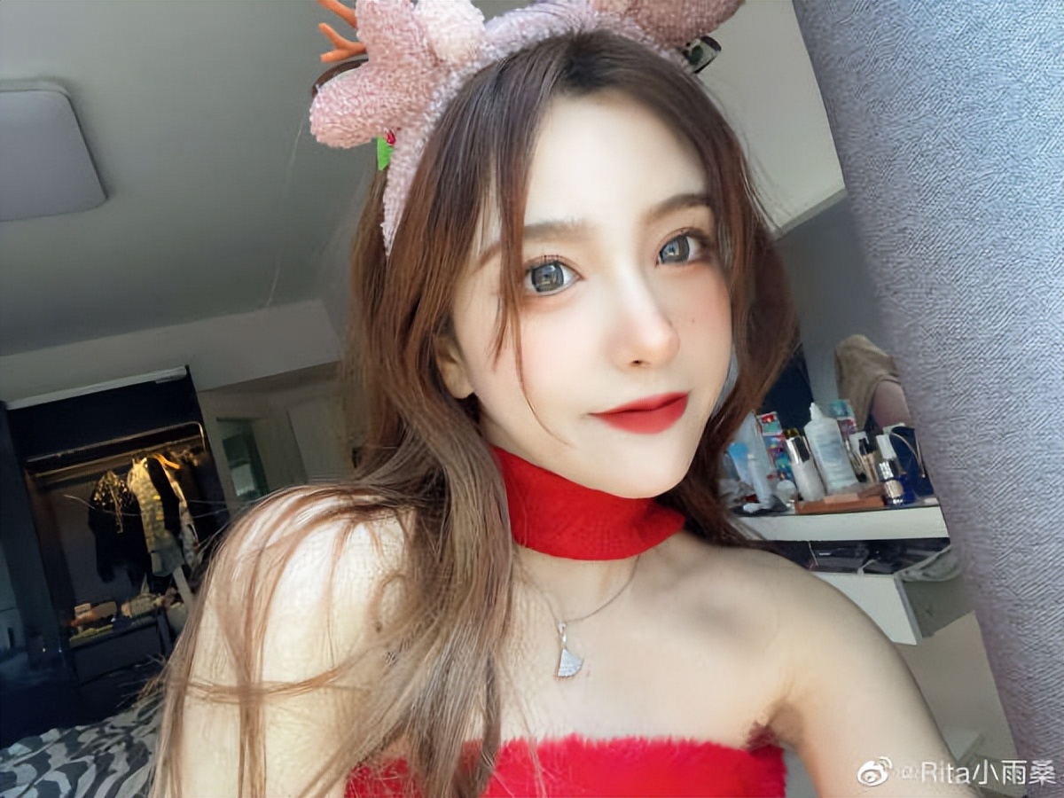 The beauties of LPL commented and posted selfies in Christmas costumes, Rita's appearance is ...