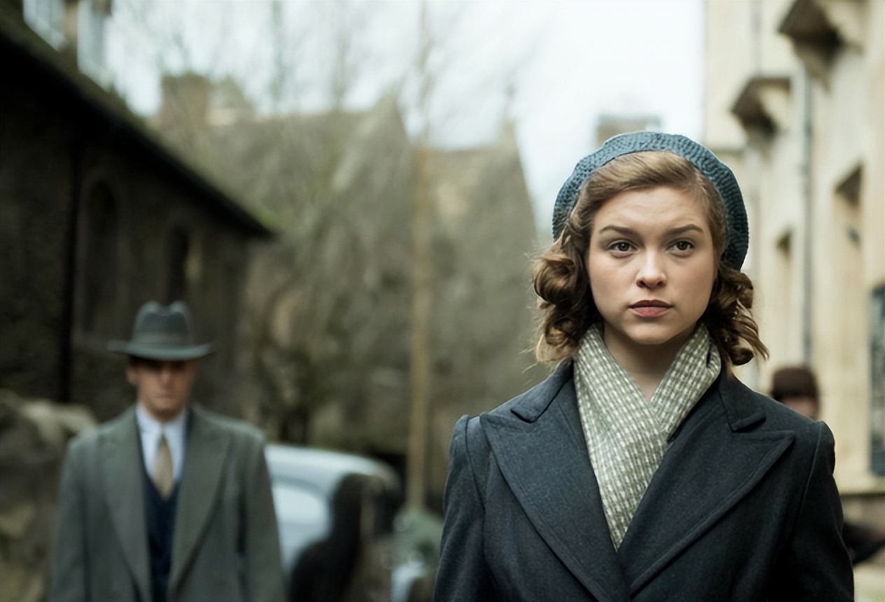 The use of music when the characters appear in the movie "The Spy of ...