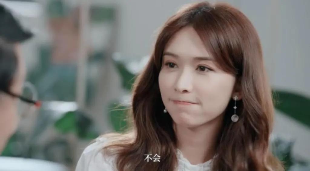 48-year-old Lin Chiling announced her withdrawal from the entertainment ...