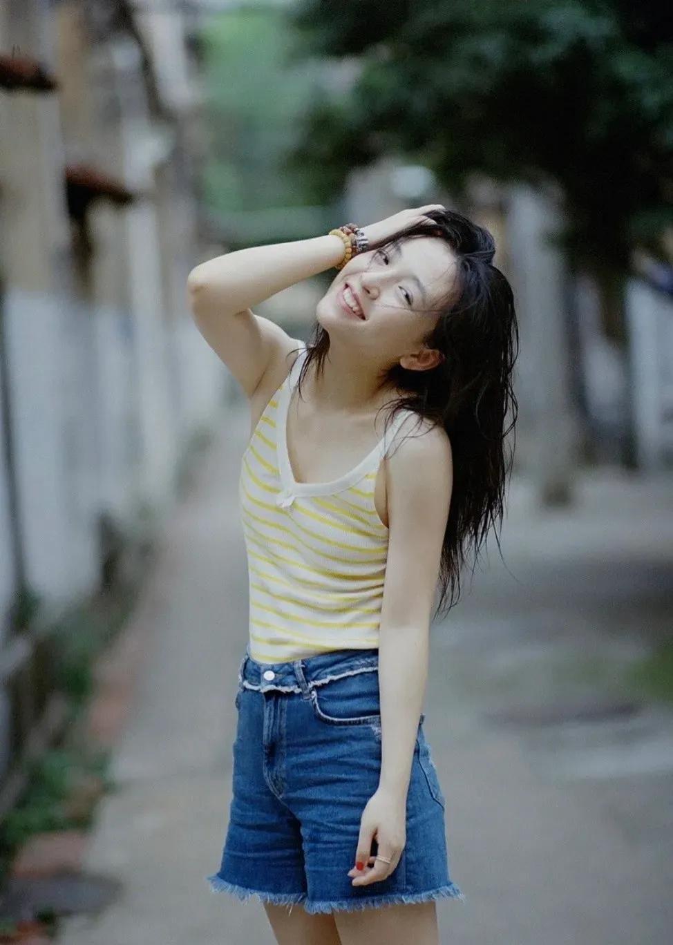 Wu Qian grabs the tail of summer, banana fan, watermelon vest, shorts ...