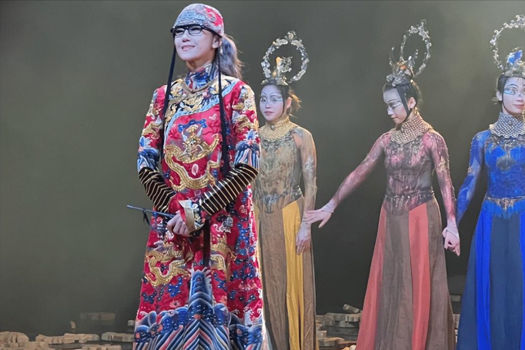 Controversial artist Yang Liping: Unique charm on stage! - iNEWS