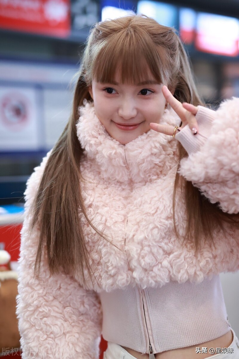 Lin Xiaozhai appeared at the Beijing Airport, behaving cutely to the ...