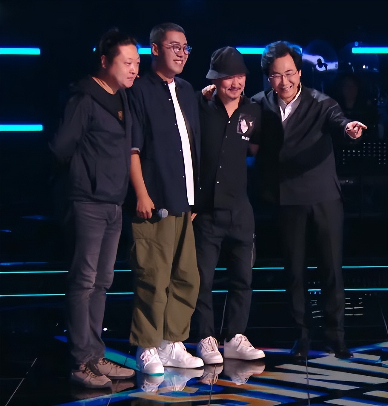 Li Ronghao took the initiative to take pictures, on the surface, it was ...