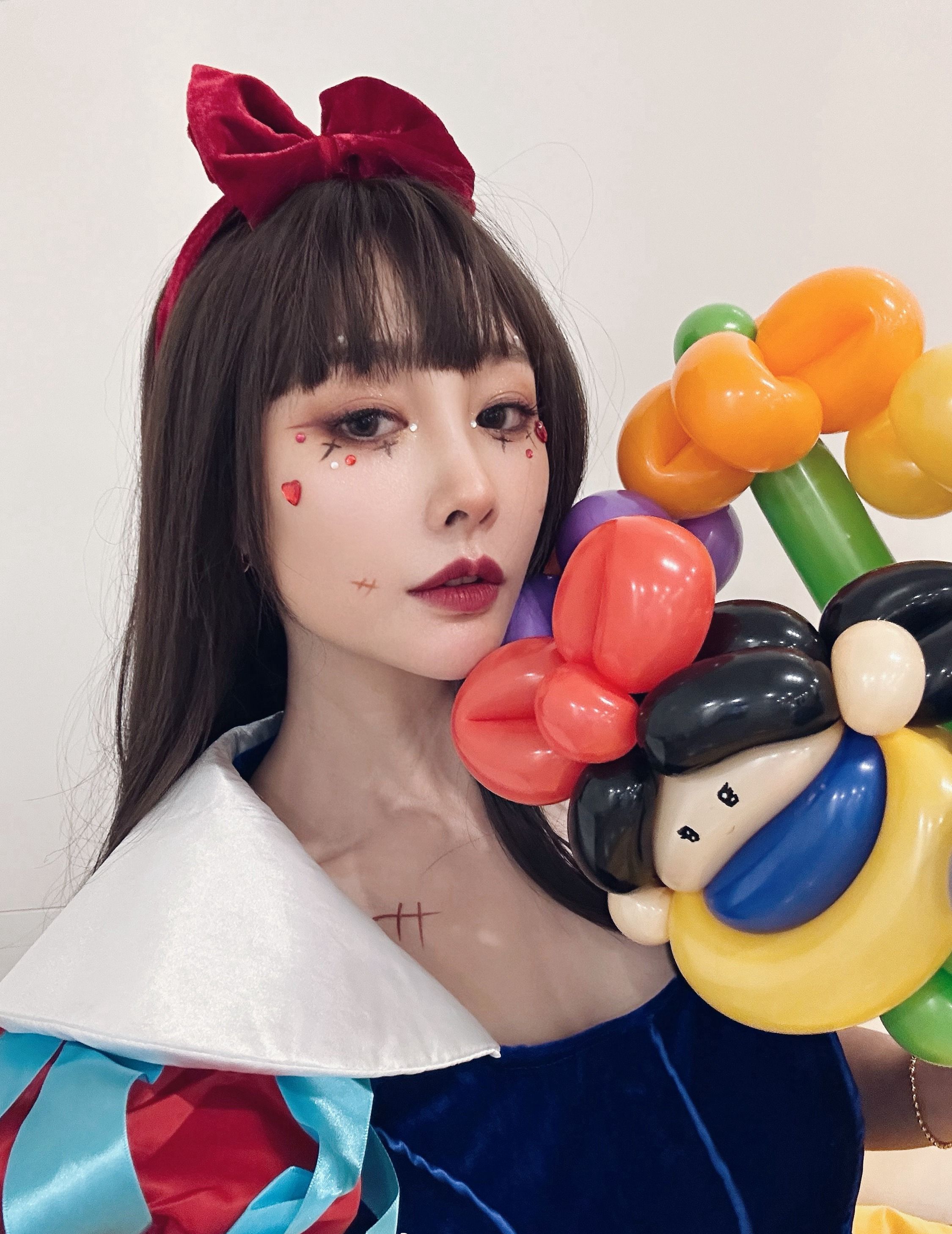 Li Chun's yellow dress with weird Halloween makeup - iNEWS