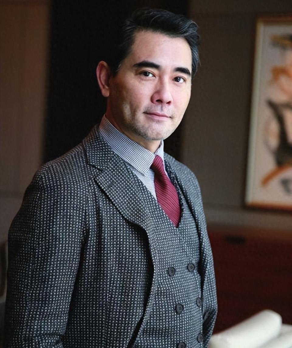 Zhou Xun and Chen Hong fell in love with him at first sight. They never ...