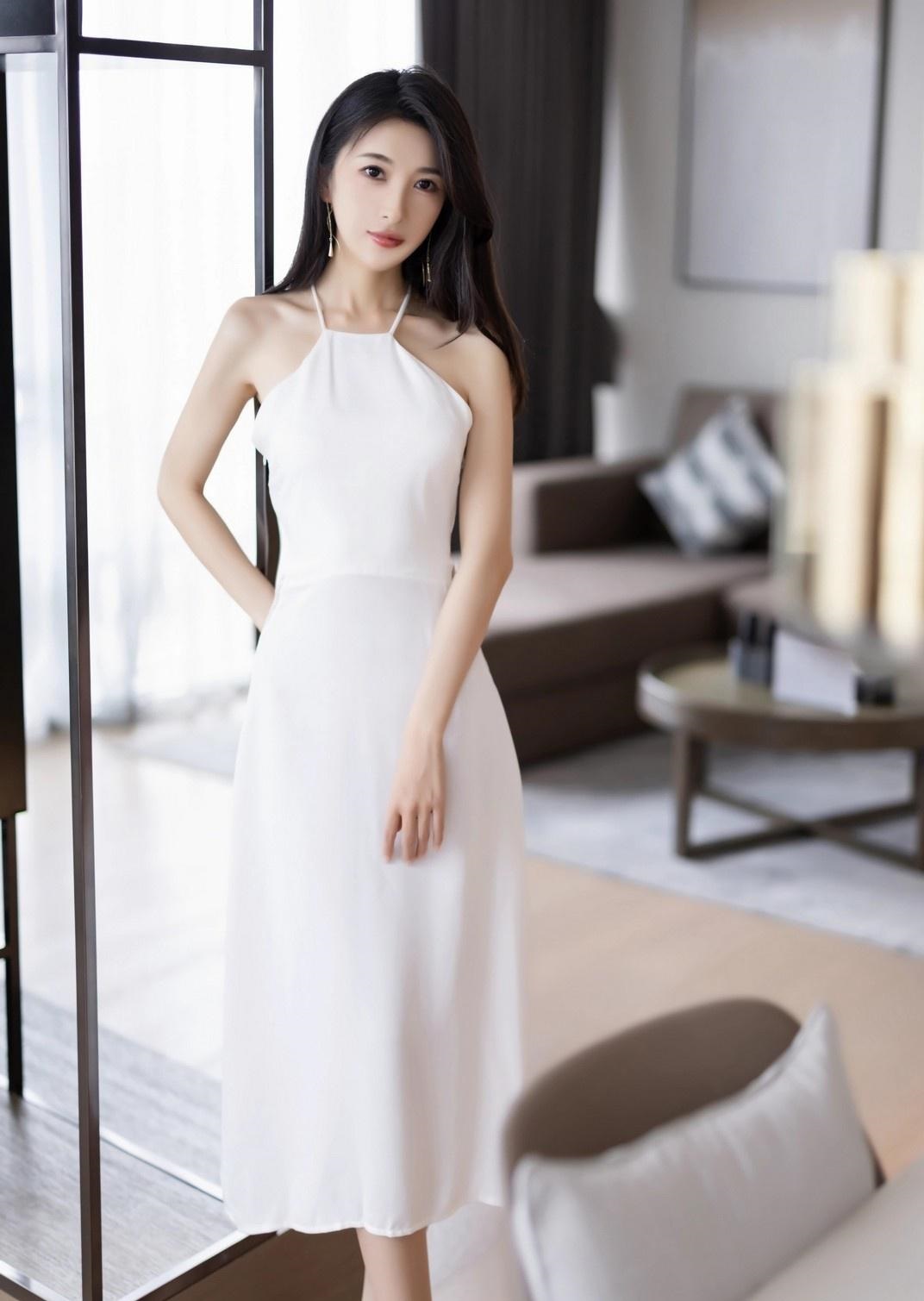 The white halter neck dress shows the elegance of women and brings a ...