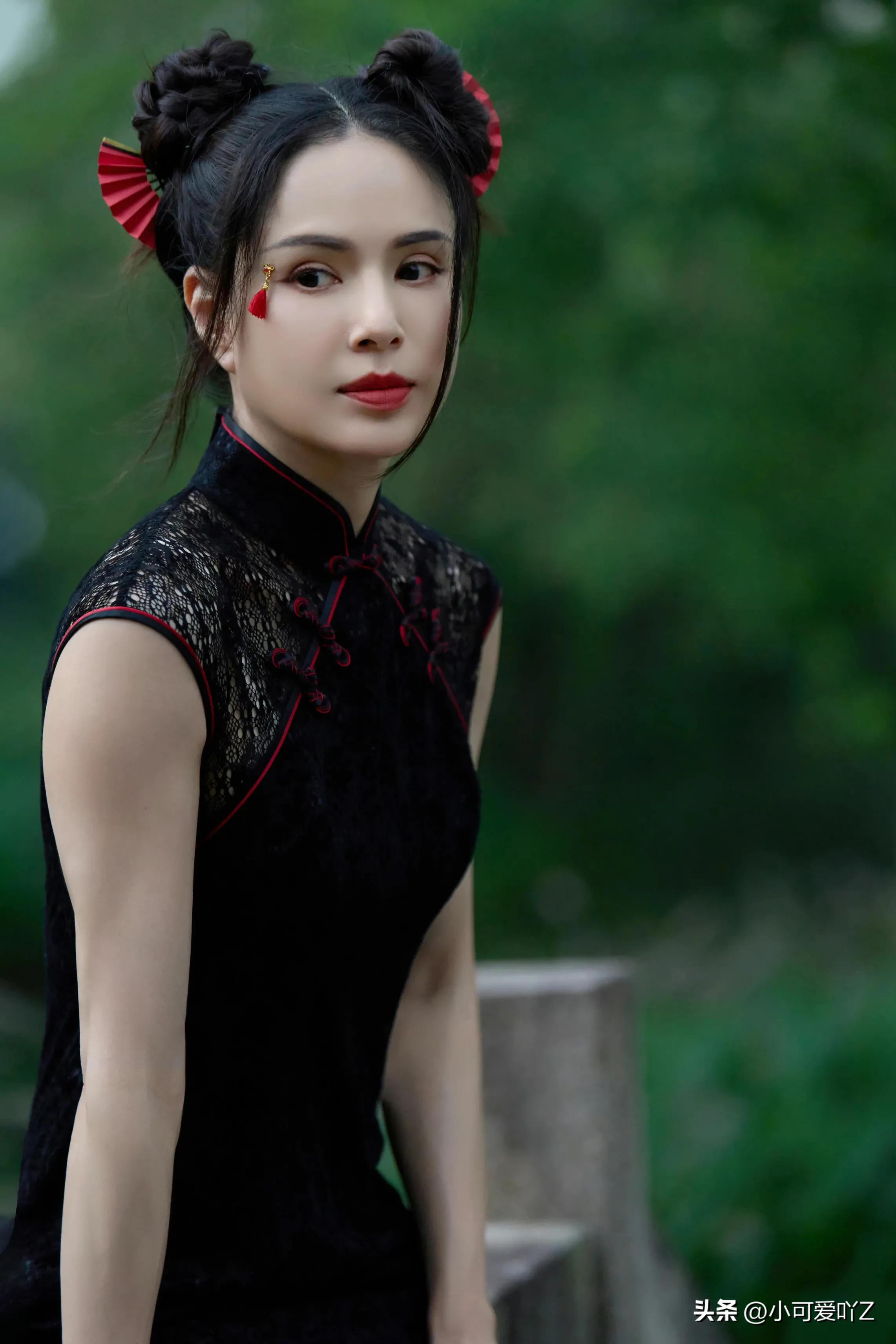 Li Ruotong, black cheongsam with ball head, not envious of flowers and ...