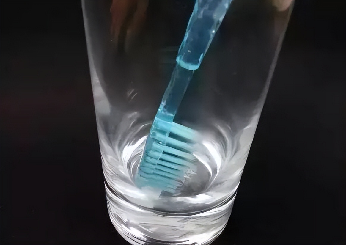 It turns out that the old toothbrush can still be used in this way. It ...