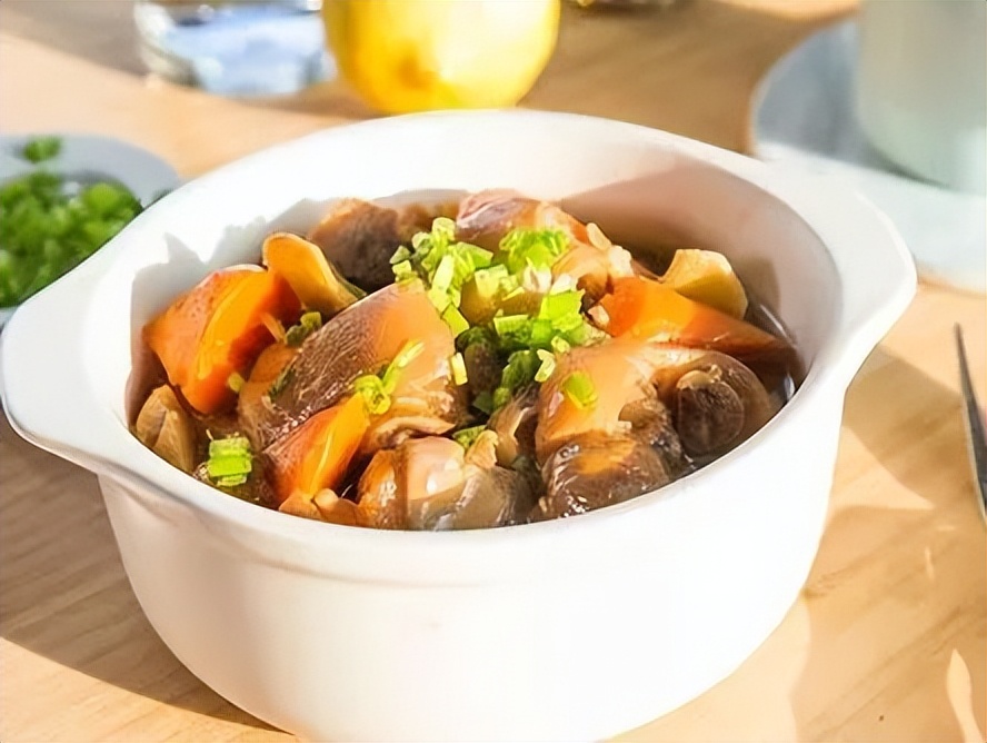 Super nourishing chestnut stewed trotters!Super hot and delicious, soft ...